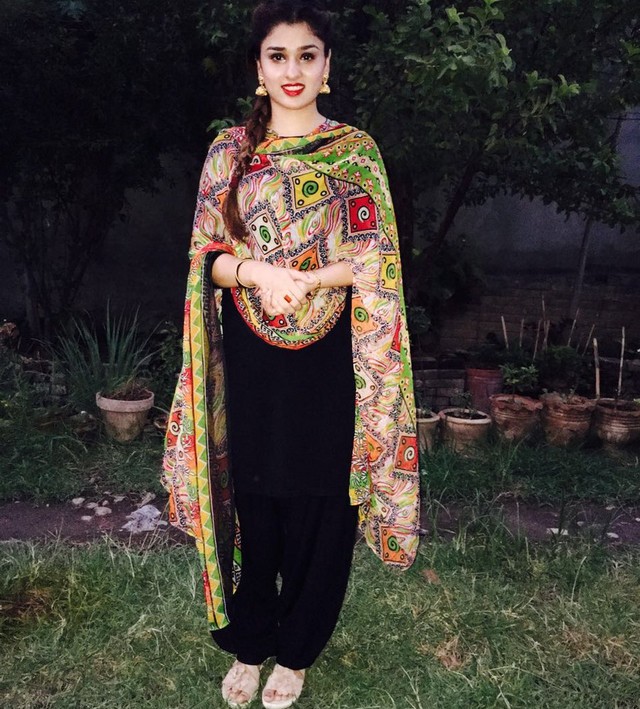 पाकिस्तान की 'फुटबॉल हसीना' ने मचाई धूम - internet sensation pakistani ...