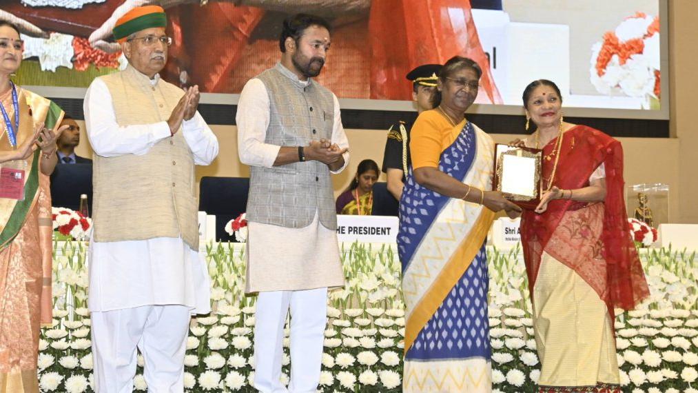 राष्ट्रपतींच्या हस्ते महाराष्ट्रातील १२ कलावंतांना प्रतिष्ठित संगीत ...