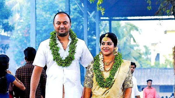 மடத்தனமாக யோசிக்கும் நடிகையின் கணவர் – இணையதளத்தில் விழும் திட்டு ...
