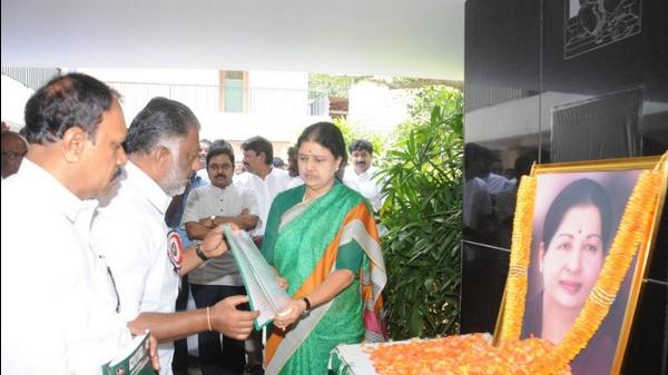 சசிகலா கையில் அதிமுக; குரங்கு கையில் பூமாலை : தொண்டனின் கடிதம் - ADMK ...