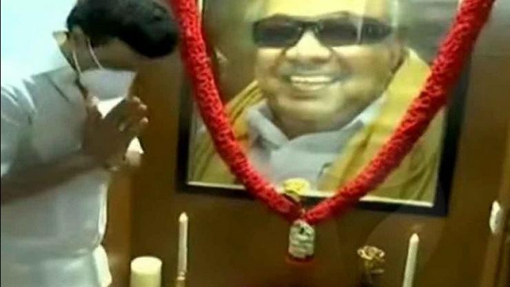 மீண்டும் கழக ஆட்சி தலைவரே! – தந்தை படத்திற்கு மரியாதை செலுத்தி கண் ...