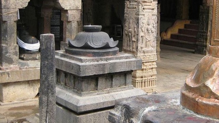 ஆலயங்களில் பலிபீடம் அமைக்கப்பட்டிருப்பது ஏன் தெரியுமா....? | Webdunia Tamil