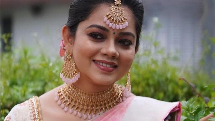 தேவதையை கண் எதிரில் பார்த்த மாதிரி இருக்கு... அனிதா சம்பத்தின் அழகான ...