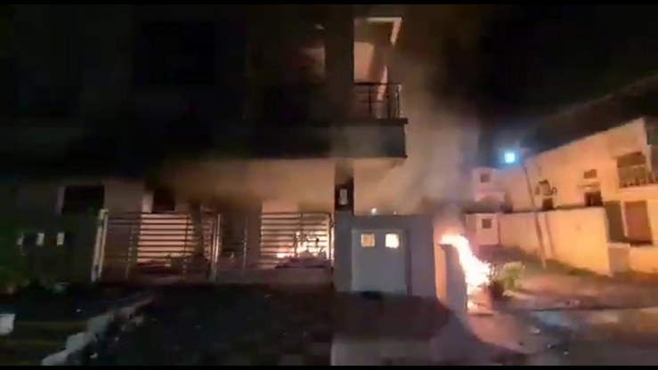 లోన్ ఇవ్వలేదని బ్యాంకుకే నిప్పంటించి తగలబెట్టాడు, ఎక్కడ? - A man sets ...