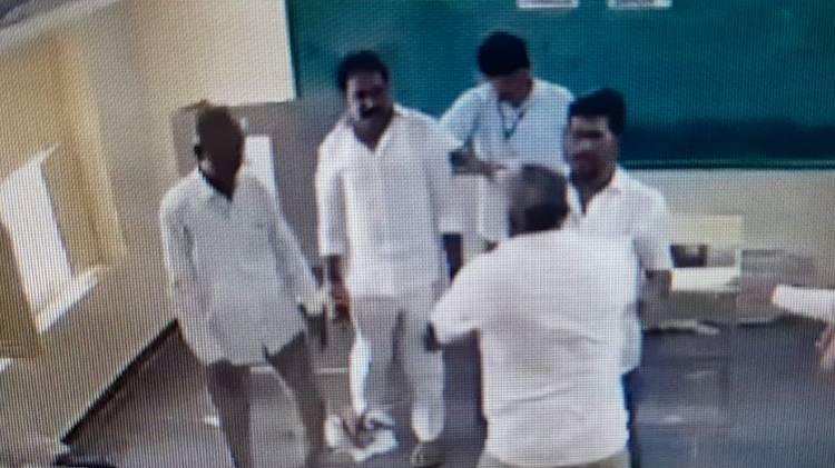 EVMను ధ్వంసం చేసిన వైసిపి ఎమ్మెల్యే పిన్నెల్లి రామకృష్ణారెడ్డి - video - YCP MLA Pinnelli ...