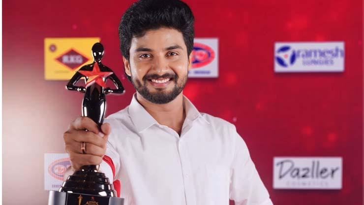 పెర్ఫార్మర్ ఆఫ్ ది ఇయర్ 2024 అవార్డు అందుకున్న నటుడు శ్రవణ్ కుమార్ ...