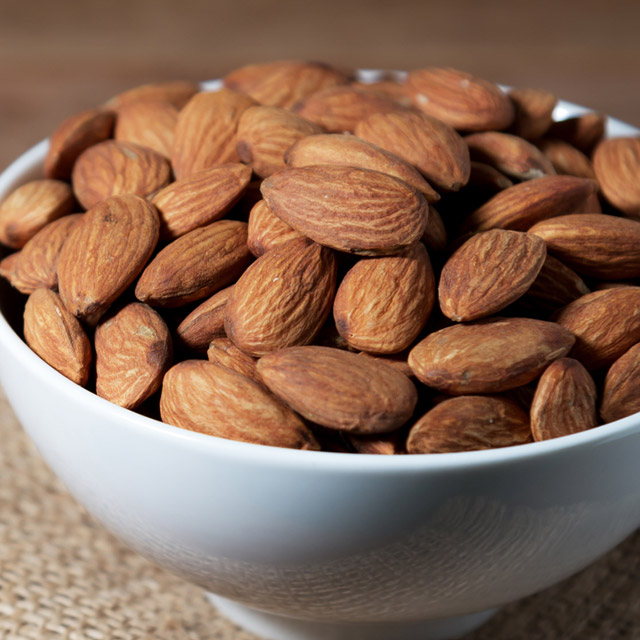 Almond मूठभर बदाम रोज खाल्ल्याने राहाल फिट, दिसाल सुंदर